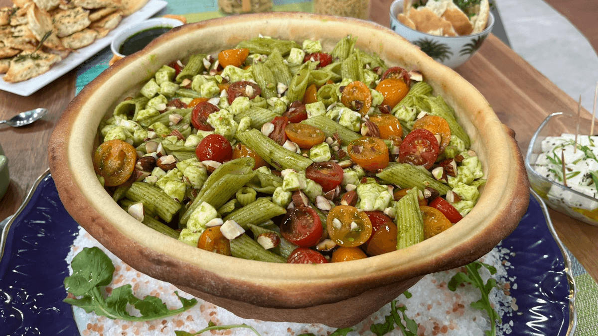 Massa penne com pesto, tomate, queijo, amêndoas e mel | Receitas Mel Pirata